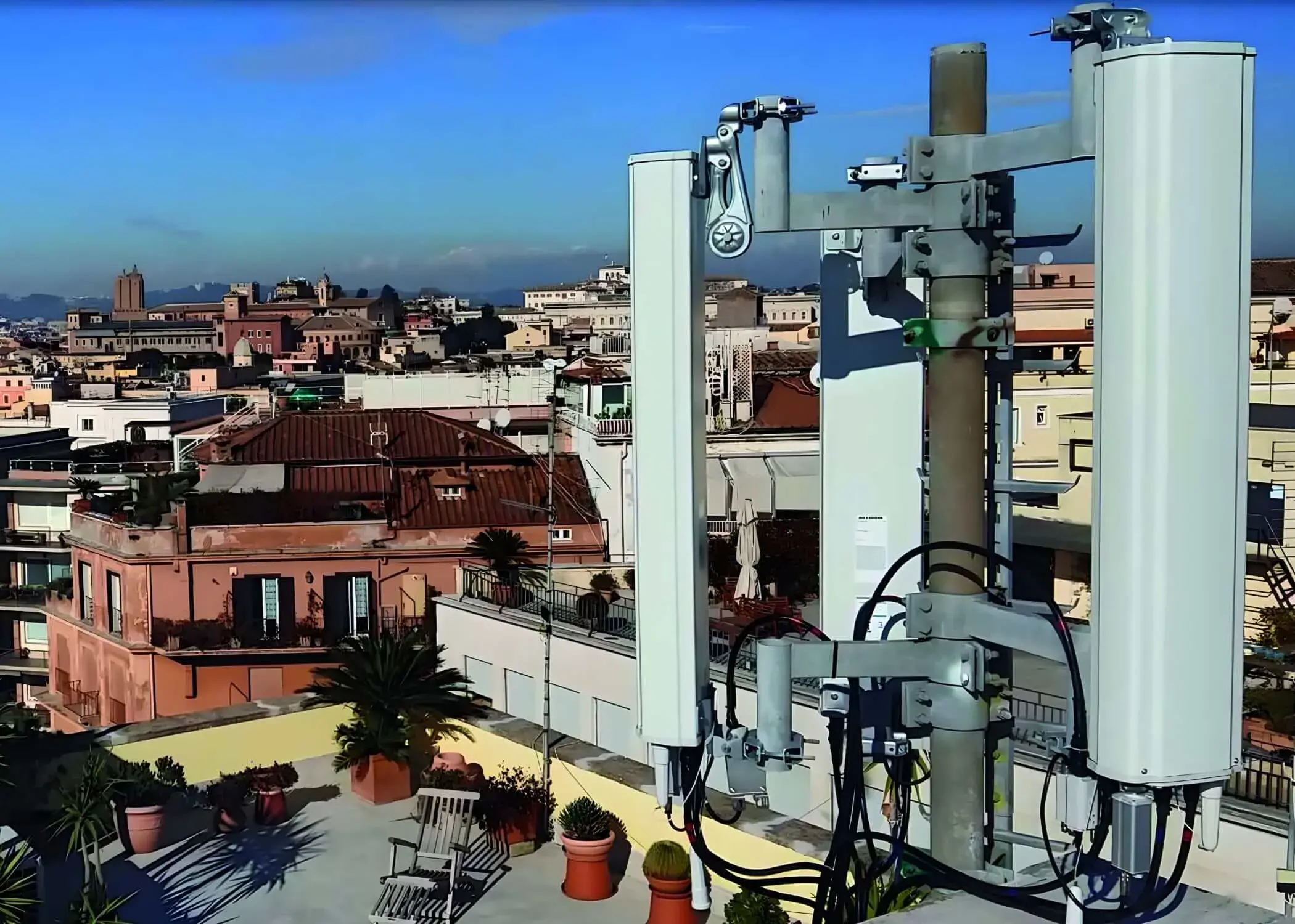 Cellnex cede 3,2 mil solares en azoteas en Francia a Phoenix Tower ...